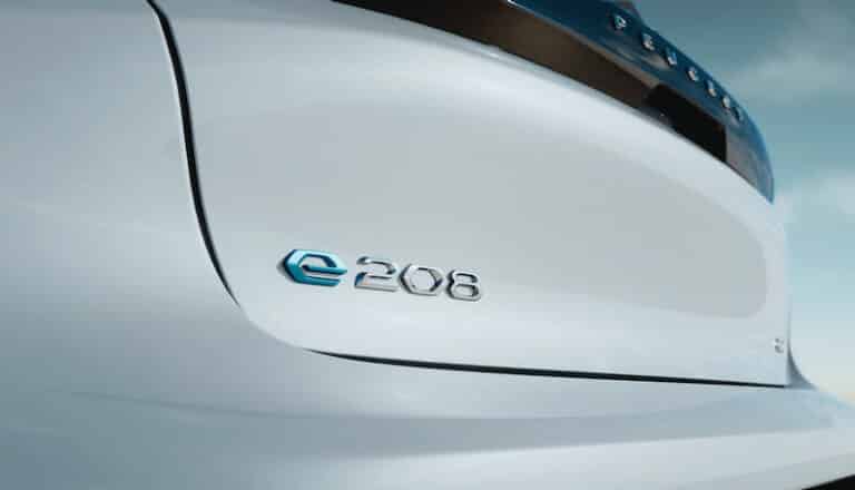 La Peugeot e-208 électrique change de moteur et de batterie